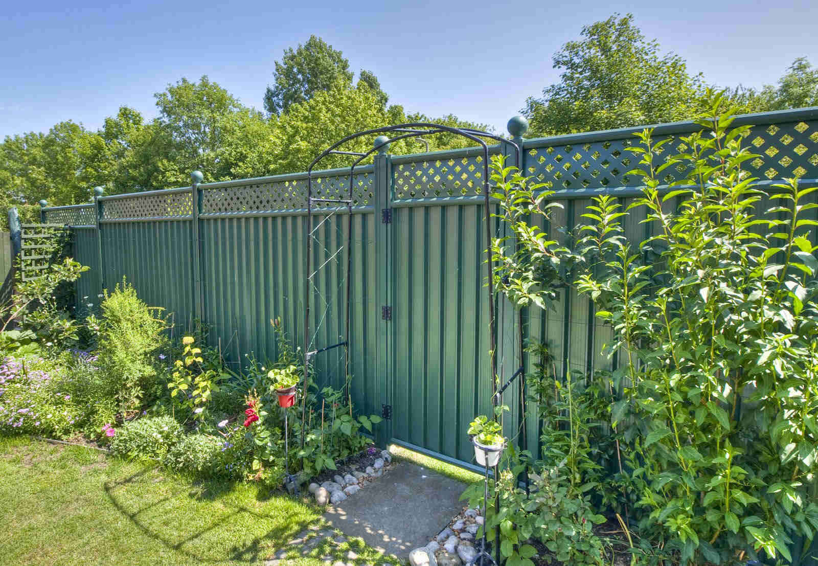 Buying a Strong and Secure Fence that lasts - ColourFence Limited